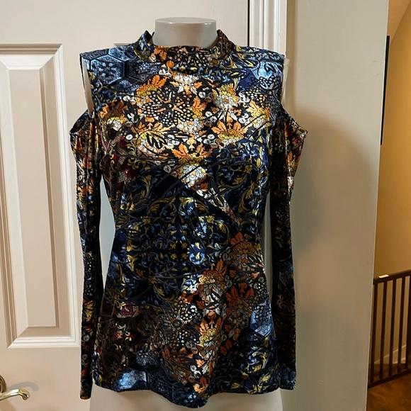 The Pyramid Collection | Tops | The Pyramid Collection Velvet Cold ...